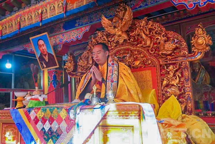 班禅在那曲讲经礼佛 心怀僧众促教派和谐